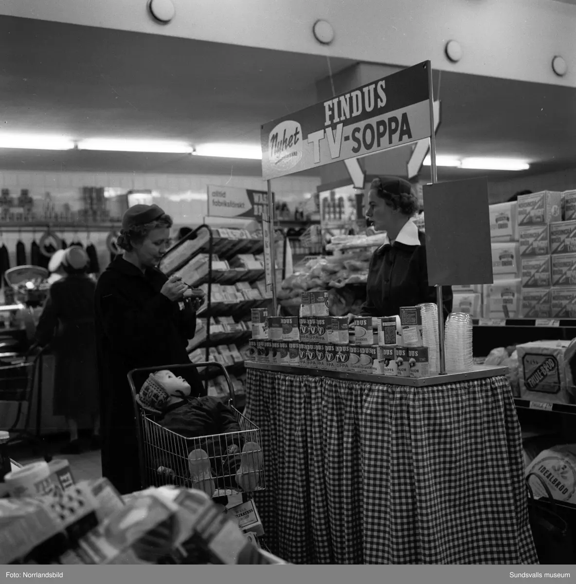 Findus-mässa på Nya Saluhallen med marknadsföring och provsmakning av ...