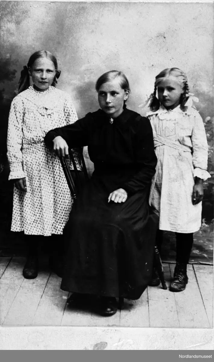 Fra v: Ingeborg og Kristine Pedersen, Dagny Johansen. Bildet tatt på ...