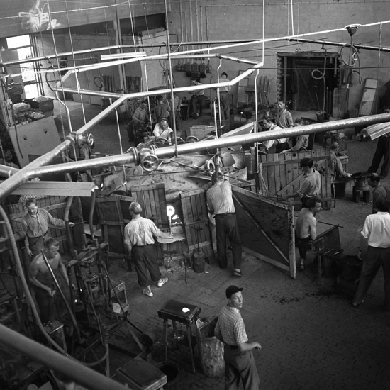 Foto från en glashytta med en så kallad rundugn bestående av ett antal ...