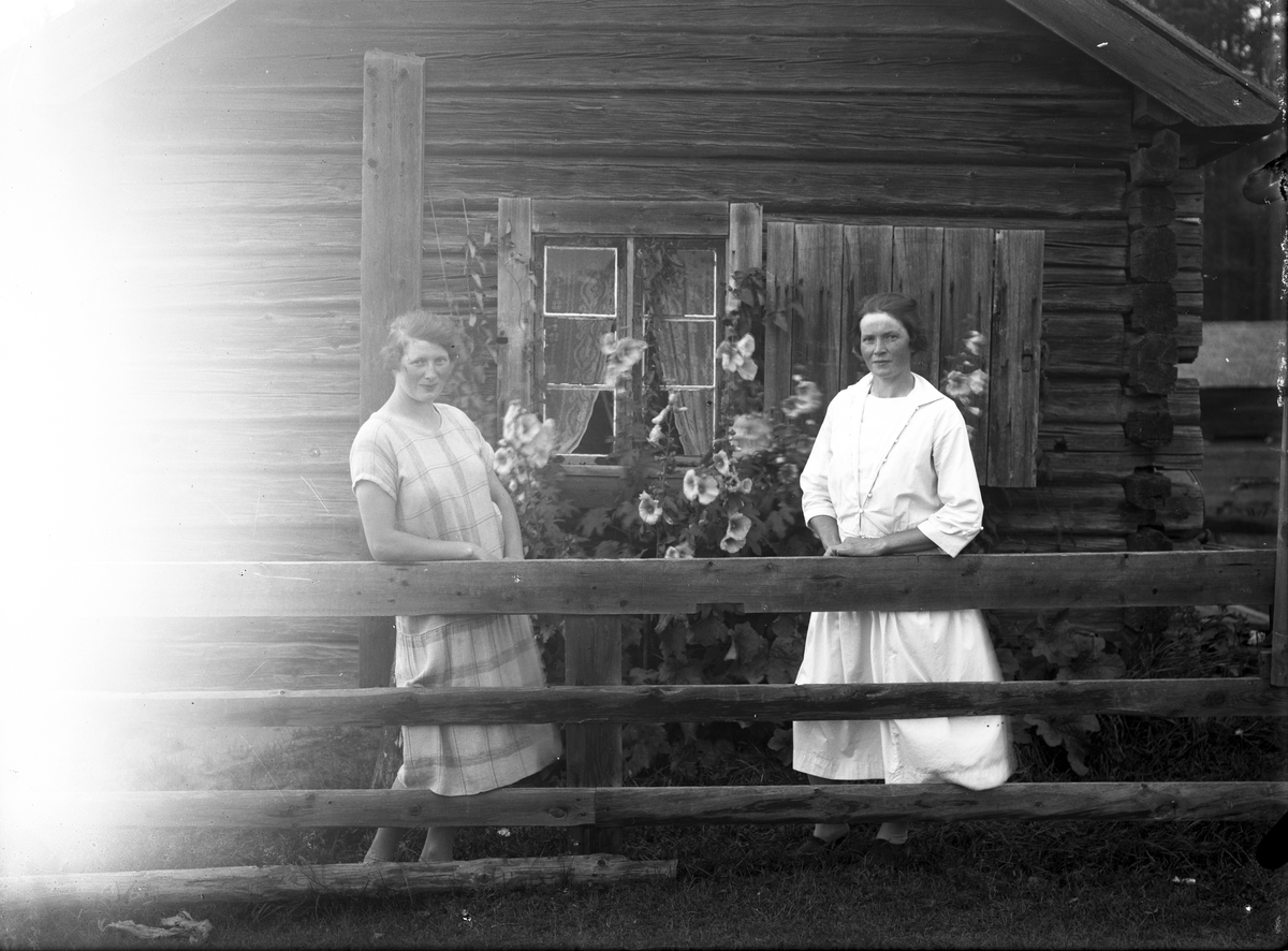 Fäbodstuga, Högbacken, Edith Andersson och Agnes Ullson. - Länsmuseet ...