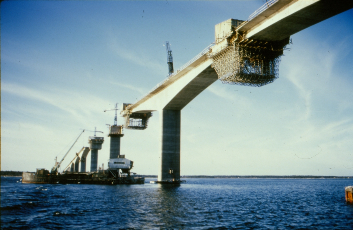 Här ser man hur Ölandsbron växer fram. Den började byggas 1968 och stod ...