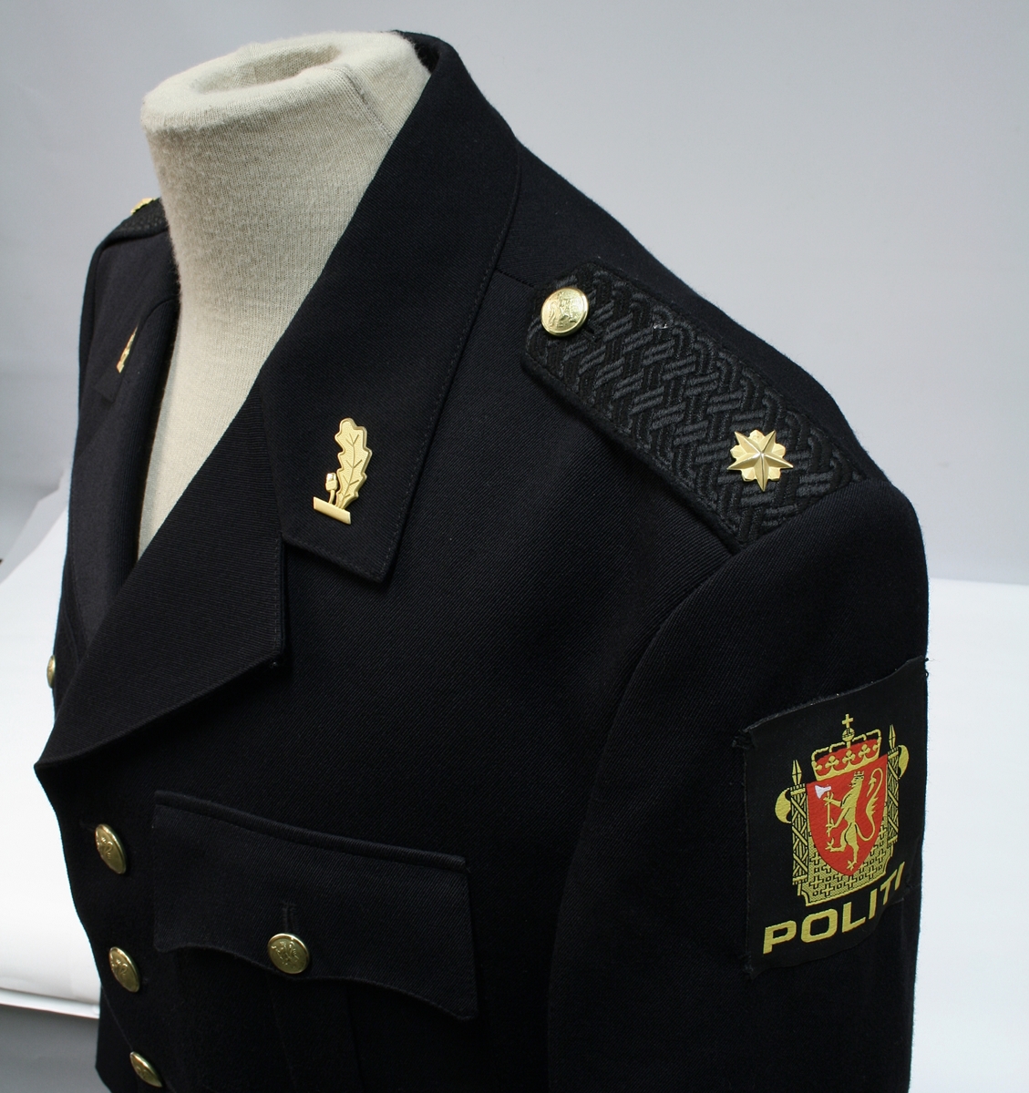 Politiuniform M/1995 - Justismuseet / DigitaltMuseum
