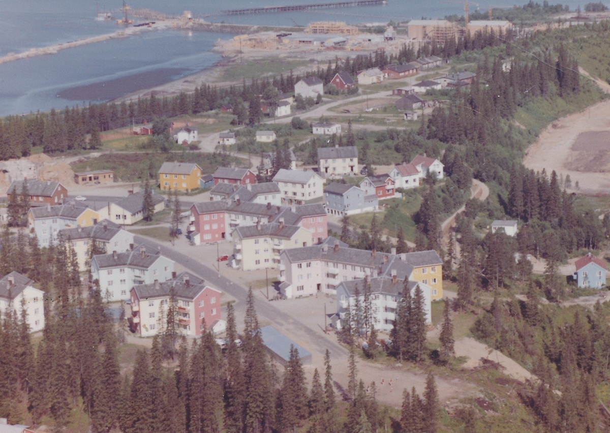 Oversiktsbilde over Mo i Rana. Stjerneblokkene. Lyngheimåsen. Bygging ...