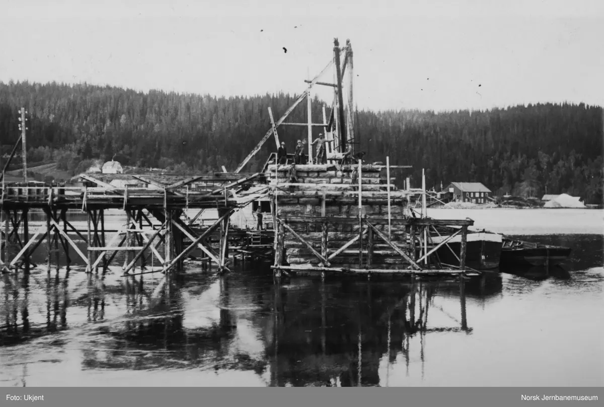 Bygging av landkar for bru over Snåsavatnet ved Sunnan. Siste stein i ...