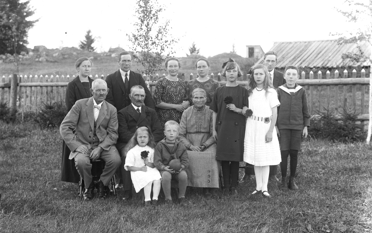 Englunds i Skommarhyttan, Snellsbacken i bakgrunden. Stående från ...