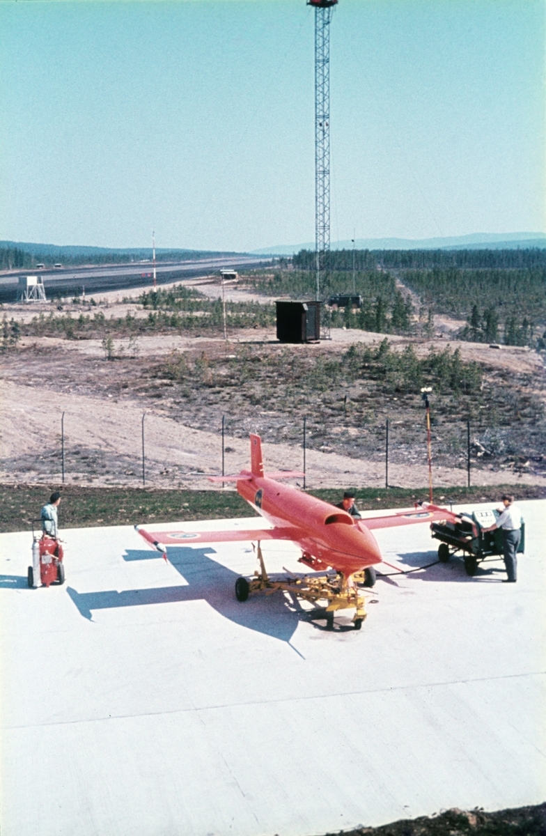 Klargöring av målflygplan RB 01 GAF Jindivik Mk 2 på Vidsel flygbas ...