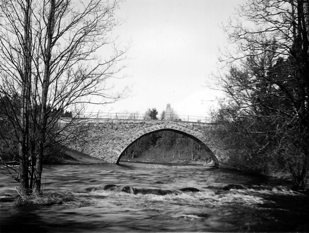 Gustavsbron är en välvd stenbro med räcken av järn. Byggd 1772. Ledde landsvägstrafiken från ...