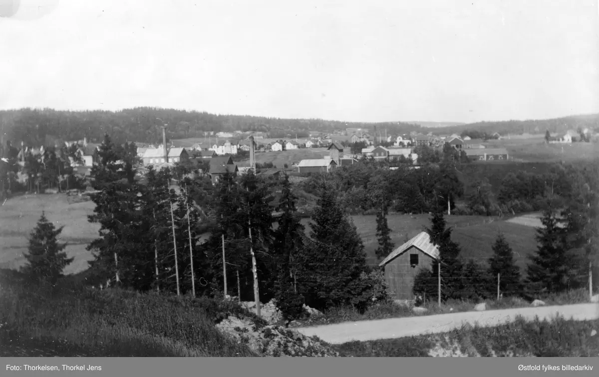 Mysen i Eidsberg sett fra vest ca. 1900. I forgrunnen Elvebakke med ...