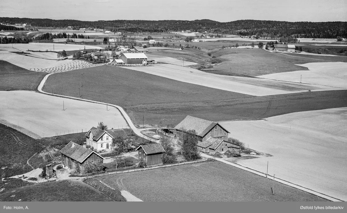 Gården Løkke i Eidsberg, flyfoto fra 27. mai 1957. - Østfold fylkes ...