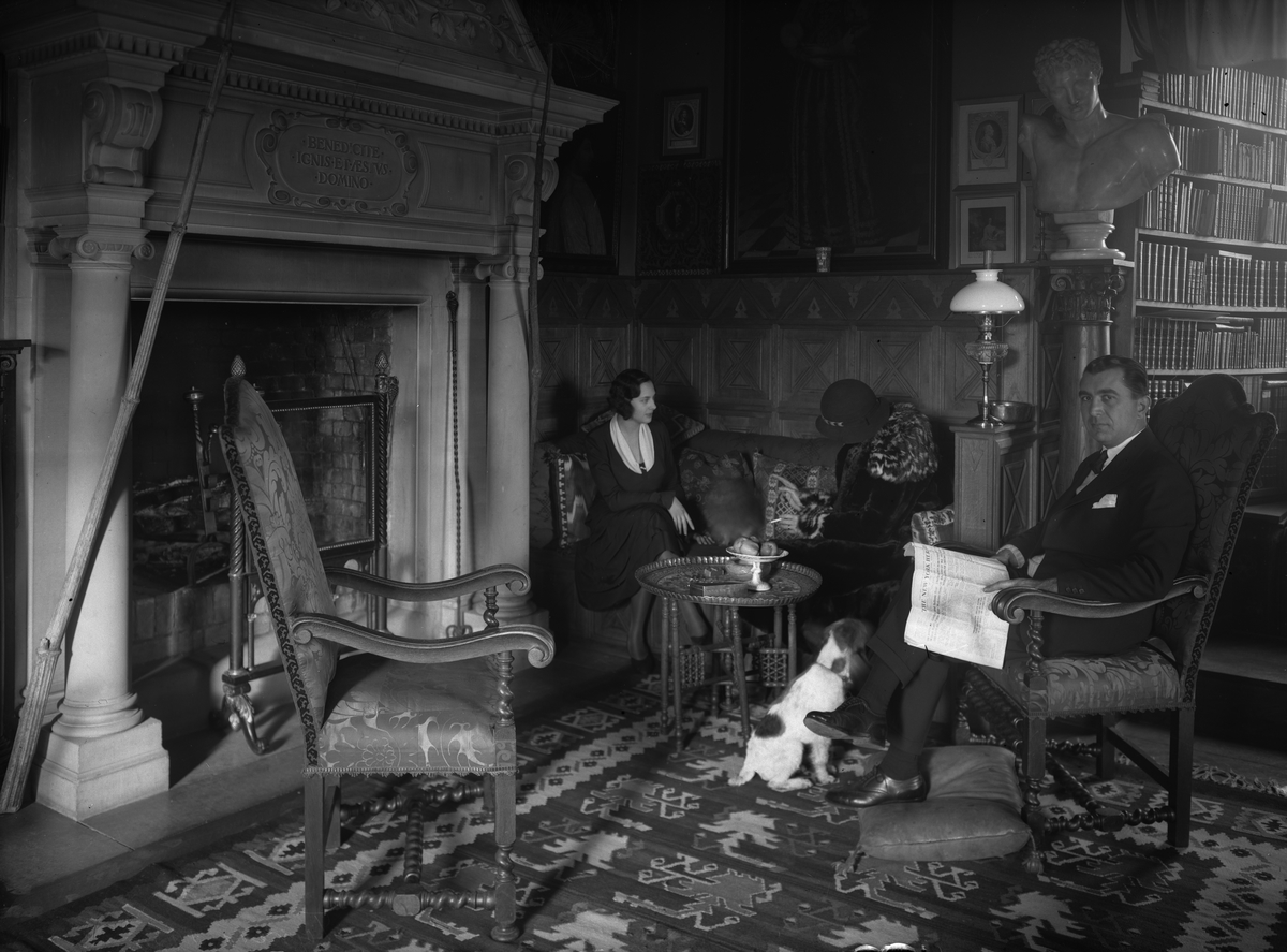 Tyresö slott, interiör från biblioteket. Sittande i stol markis Claes ...