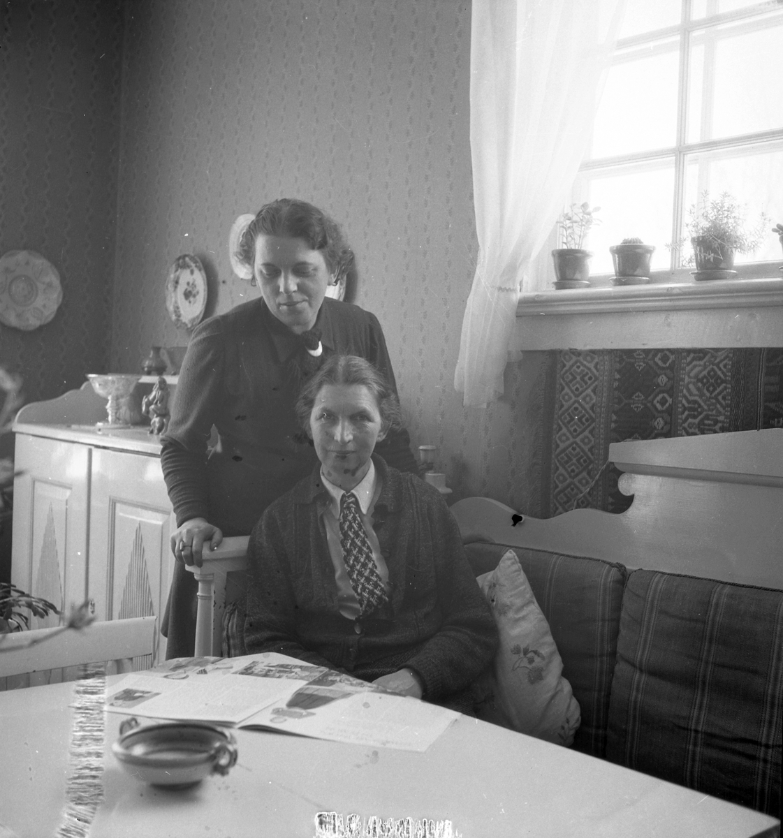 Formgivare och keramiker Maggie Wibom, stående, med systern Helfrid ...