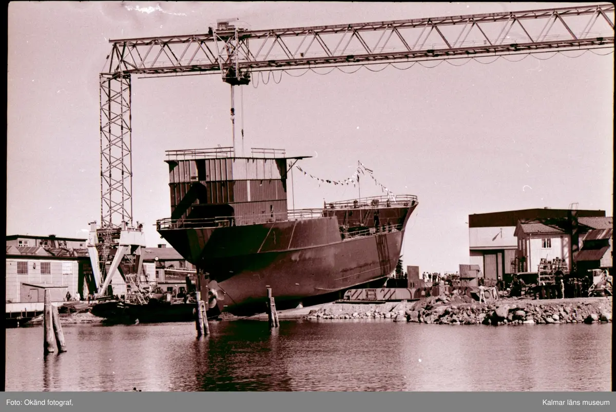 Kalmar varv från Ängö. Ett fartyg sjösätts. - Kalmar läns museum ...