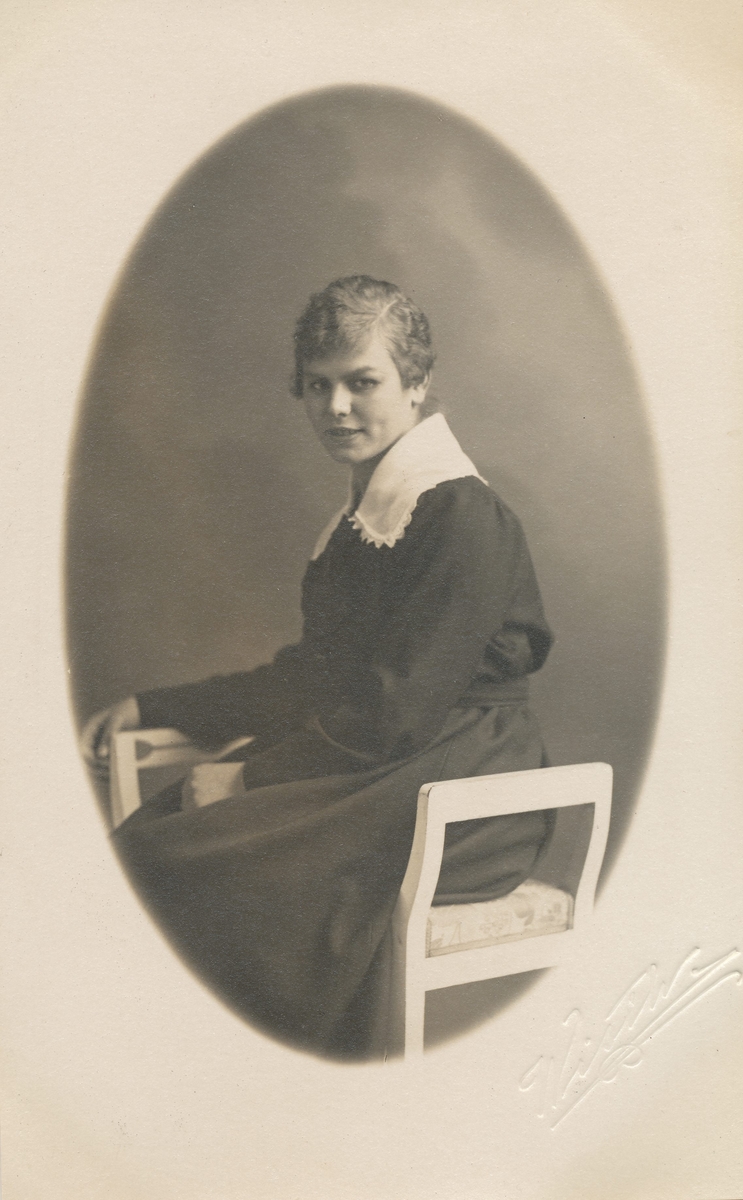 Handskriven text på fotots baksida: "Ruth Svensson Dec. 1918." - Kalmar ...