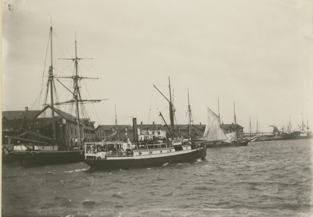 En brigg och ångbåt vid Kalmar hamn. - Kalmar läns museum / DigitaltMuseum