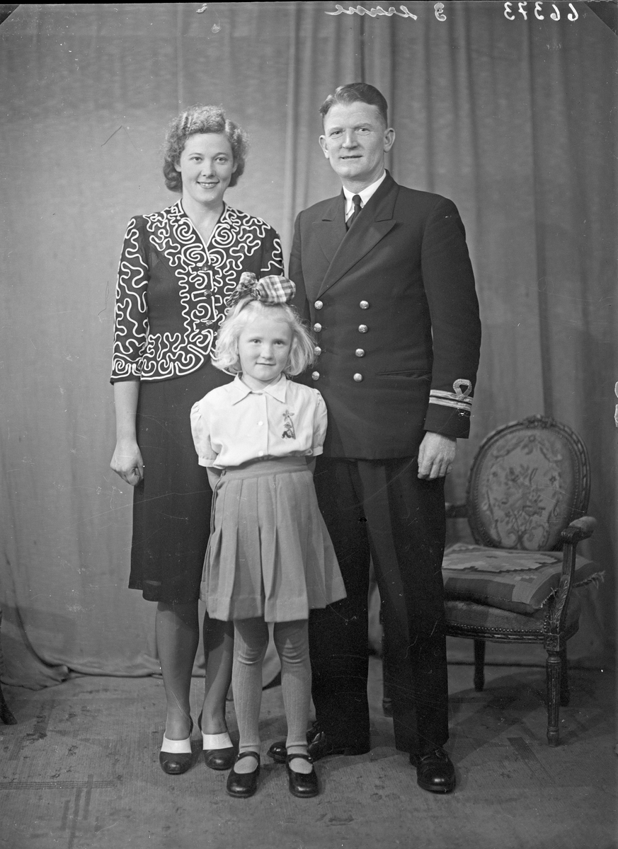 Gruppebilde. Familie. Gruppe på 3. Mor, far og ung pike. Bestilt av ...