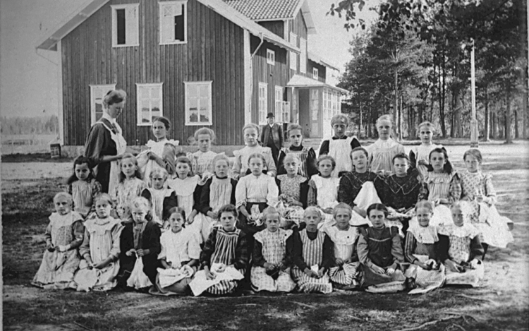 1911. Mannen bakom är Skollärare Karlsson. Bakre raden fr.v: 1. Sofia ...