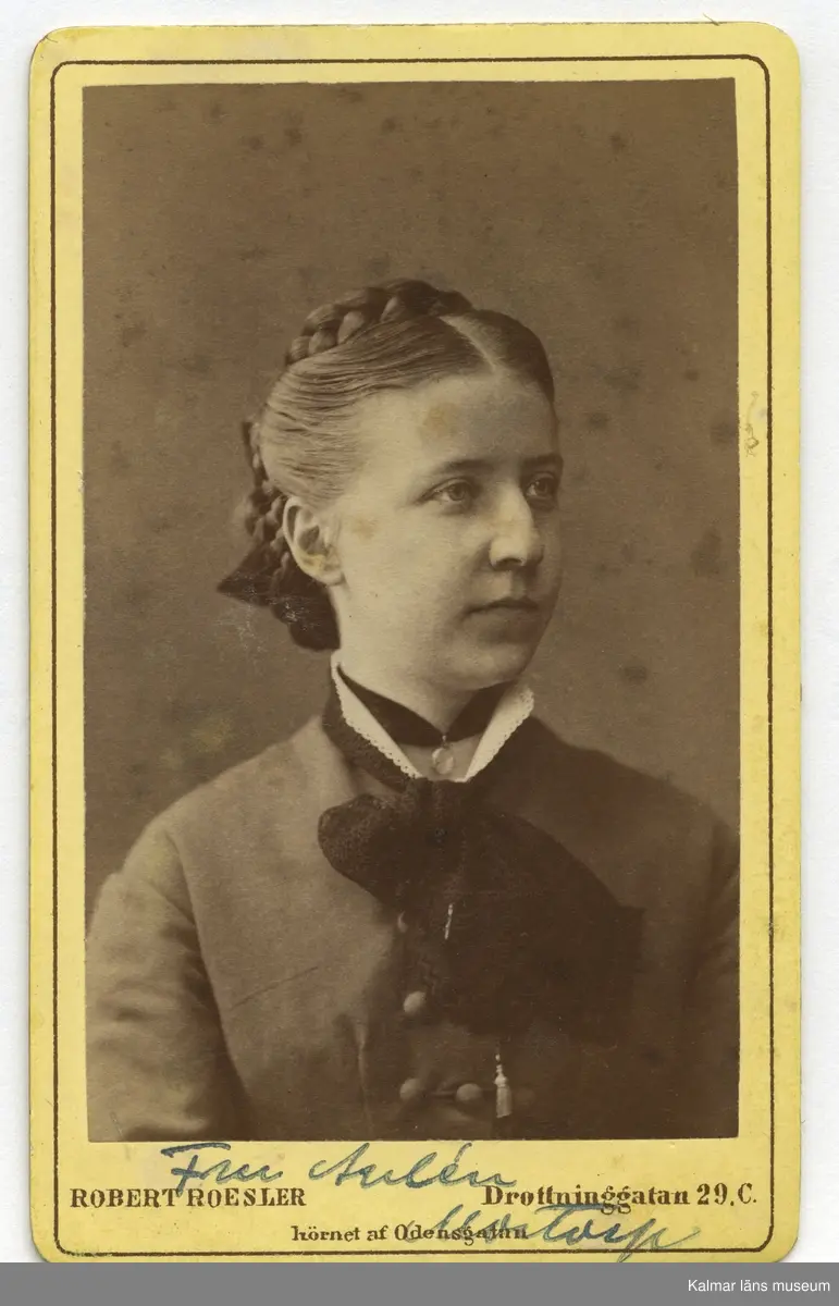 Jennings, Olga Rosalie, född Fromm. Född 1848, död 1924. Maka till ...