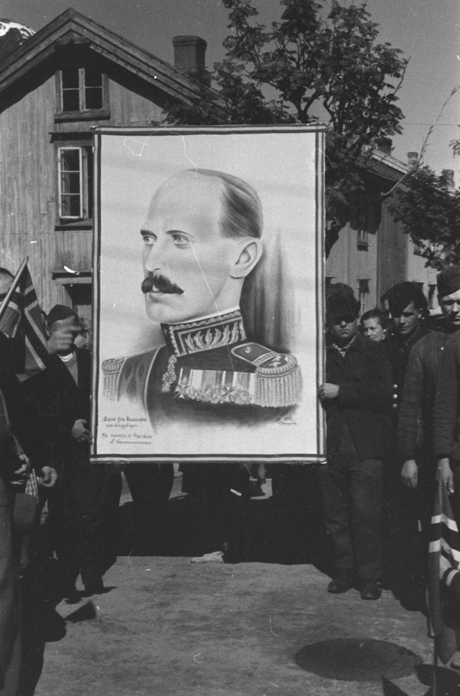 7. juni, russefanger gir Vefsn kommune bilde av kong Haakon. Lagd av ...