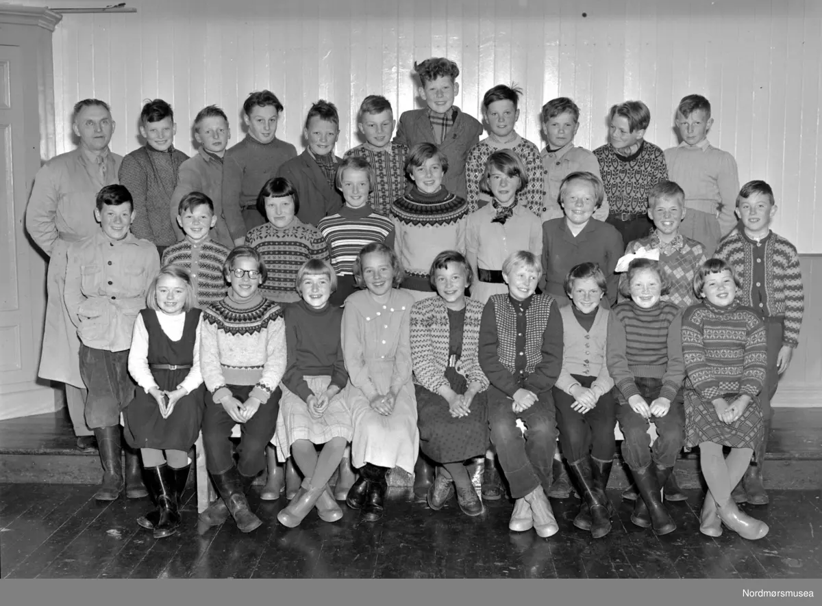 Klassebilde tatt i klasserom på Dahle skole på Dahle i daværende ...