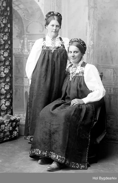 Portrett2, kvinner, bunad, midtskill, bakgrunnsteppe - Hol Bygdearkiv ...