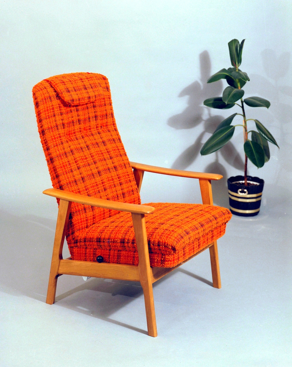 Lenestol med regulerbar rygg. - Møbelmuseet / DigitaltMuseum