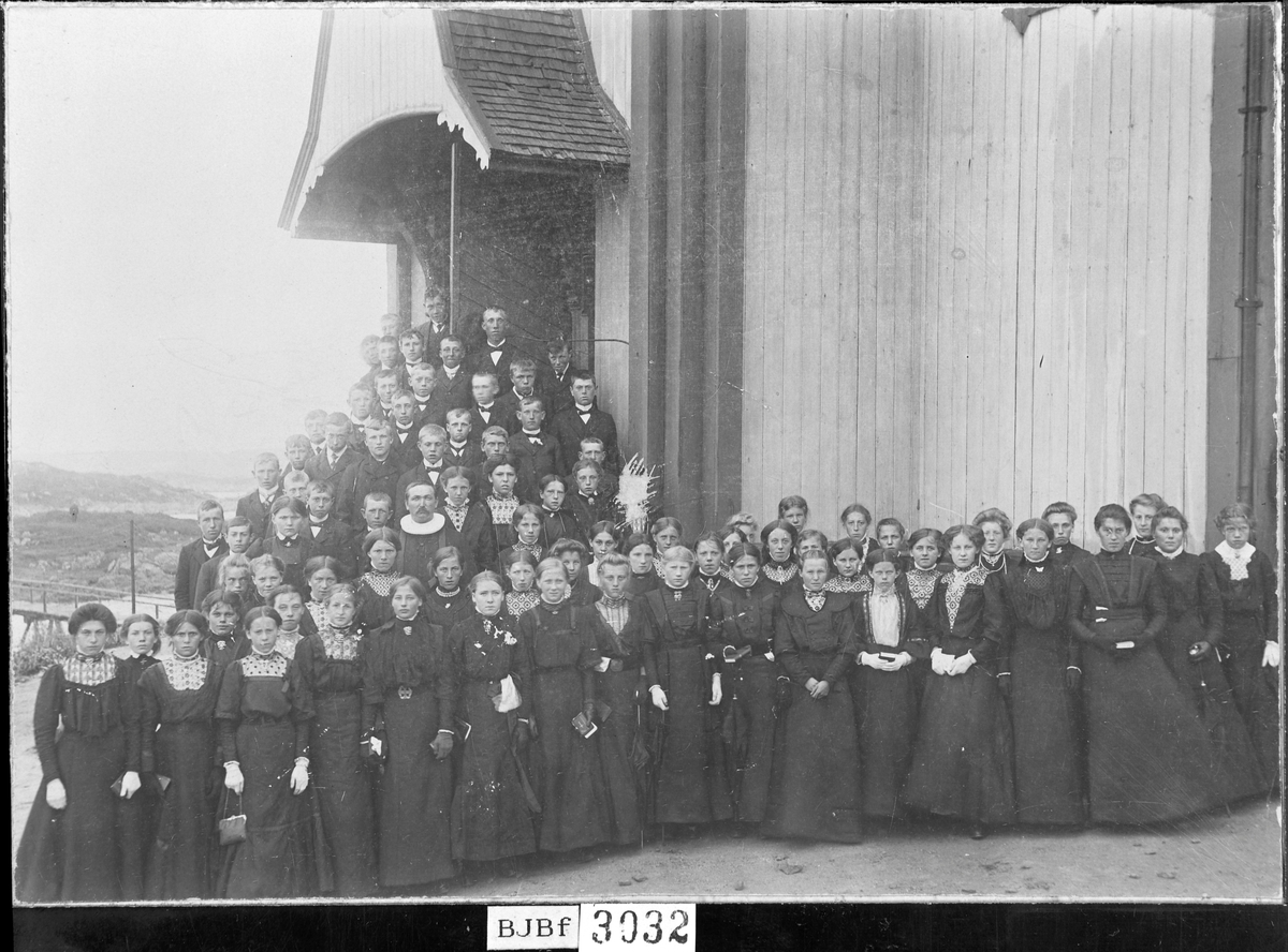 Konfirmanter ved Sletta kirke - Museet kystens arv / DigitaltMuseum Konfirmanter ved Sletta kirke - Museet kystens arv / DigitaltMuseum