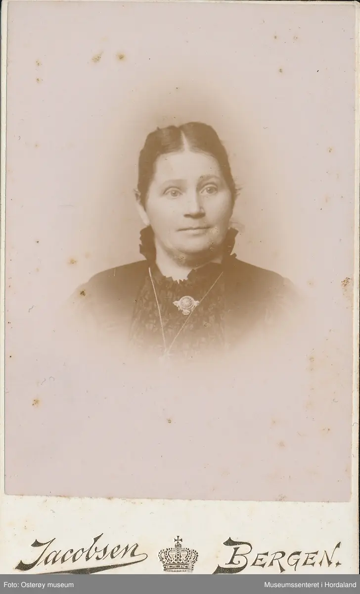 portrettfotografi av kvinne med midtskill, mørkt hår smala i nakken ...