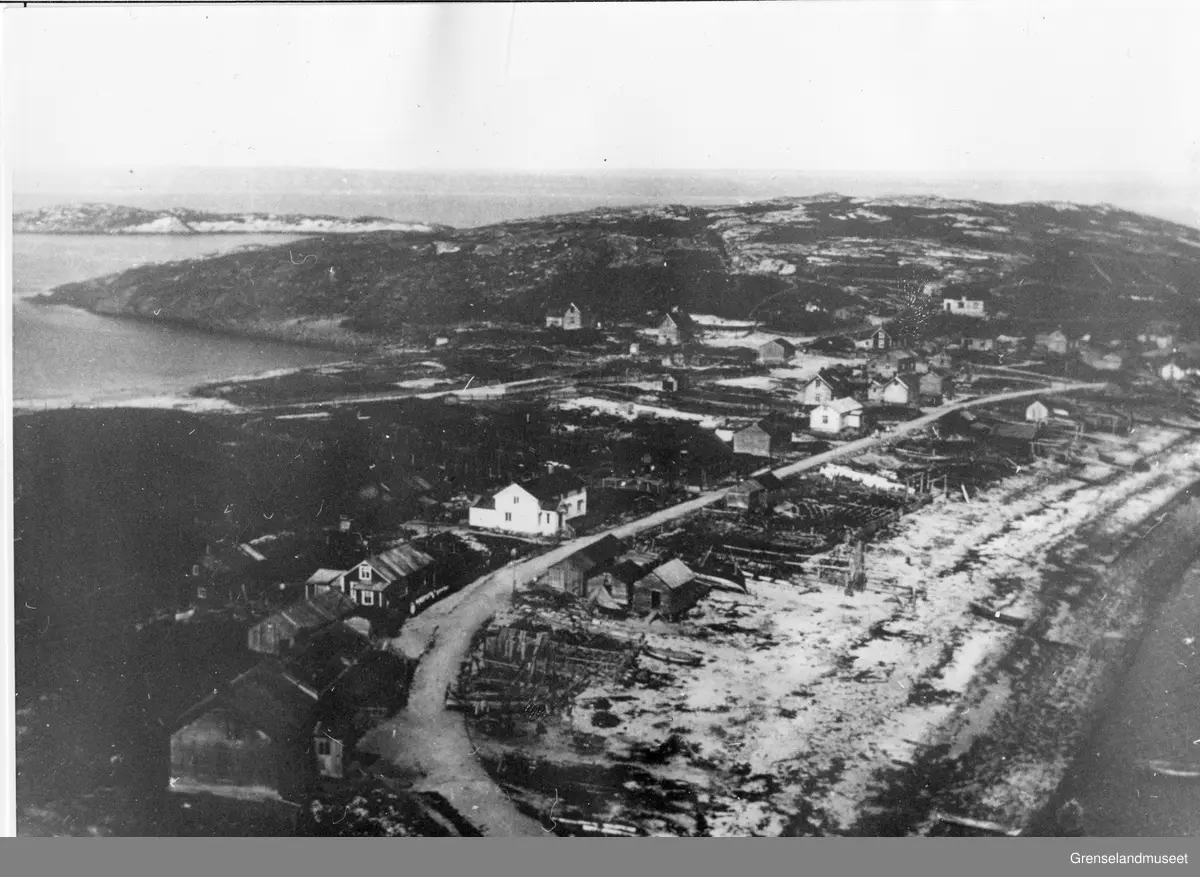 Bugøynes (Pykeija) 1889. (så høyt i 1889). Befolkningen er ennå sterkt ...