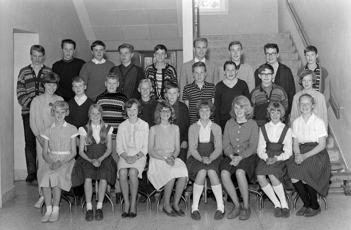 Midtbyen skole, klasse 7 B 1965. Gruppe elever og lærer, ukjente ...
