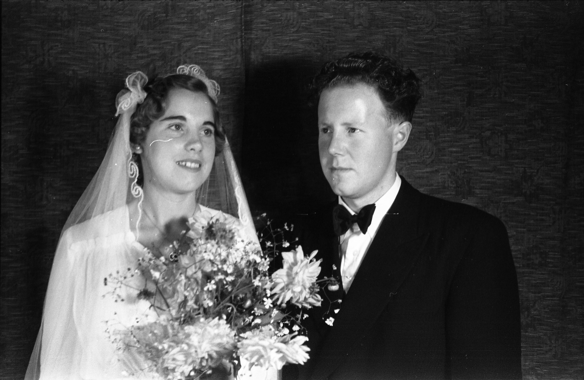 Portrett av brudepar. Bruden er Astrid Margot Vangen, brudgommen Bjørn ...