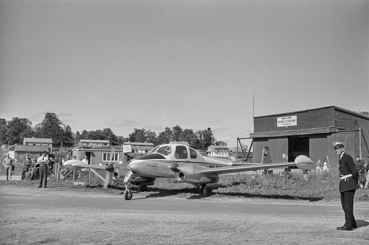 Flystevne på Lade flyplass. Morava - Museene i Akershus / DigitaltMuseum