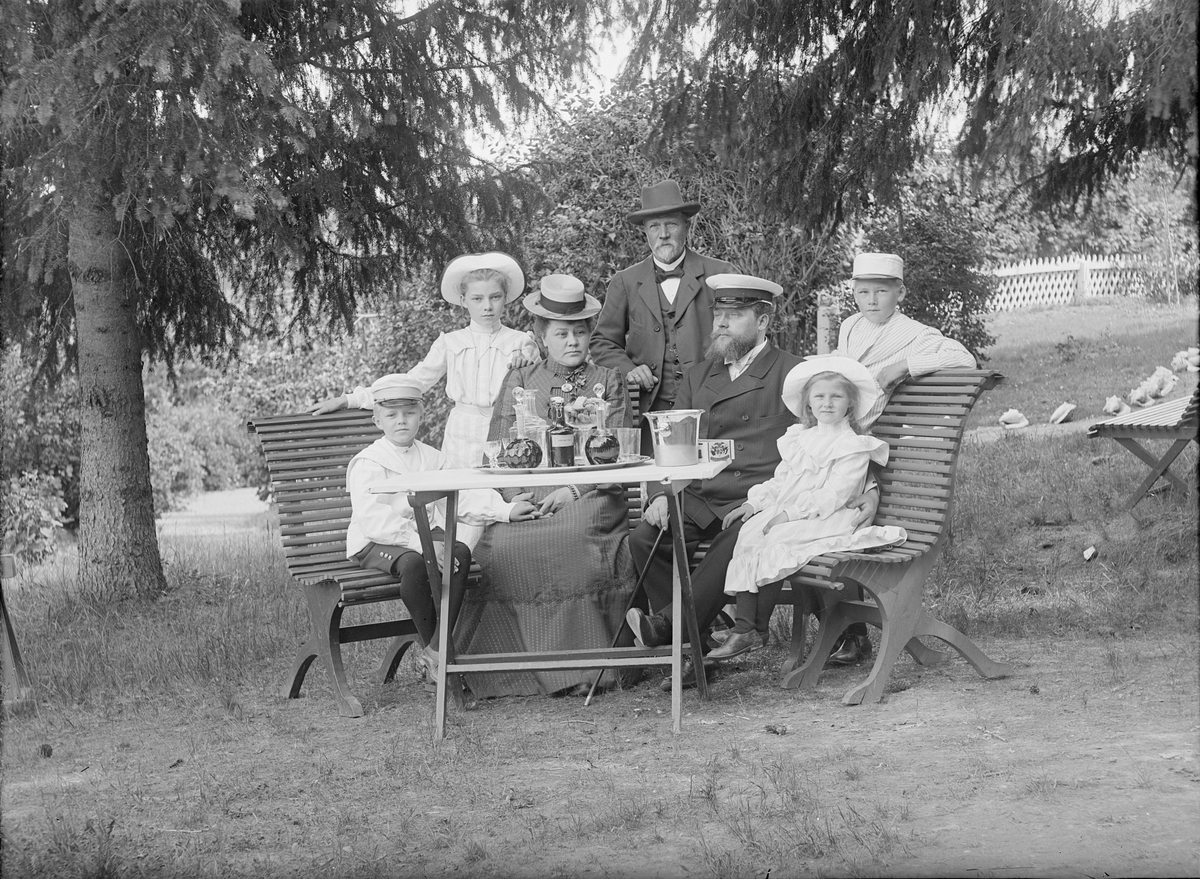 Handlarna Anders Strandberg och Victor Söderberg med familjer, Haga ...
