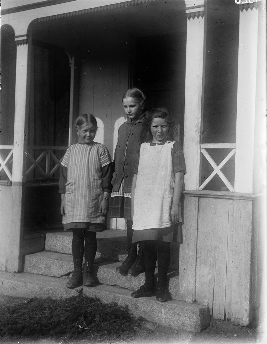 Eivor Rollin, Alice och Astrid Karlsson, Sävasta, Altuna socken ...