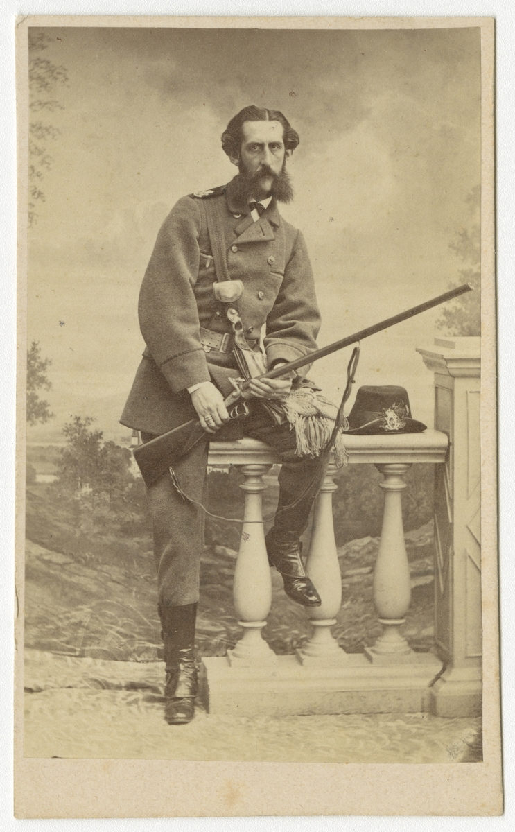 Porträtt av prins August av Sverige och Norge. - Armémuseum ...