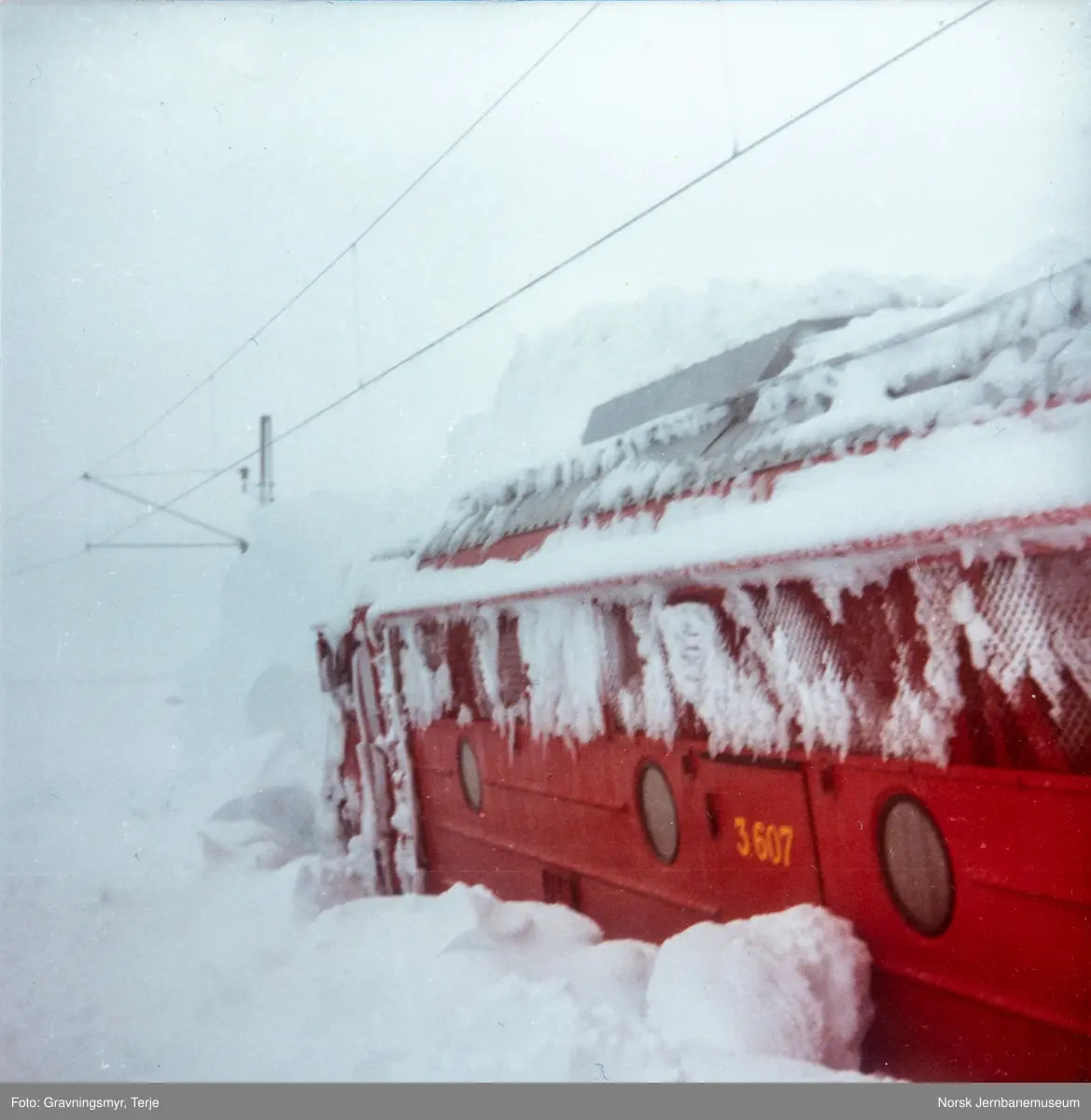 Nattoget fra Bergen til Oslo, tog 606, fastkjørt i snøen ved Oksebotn ...