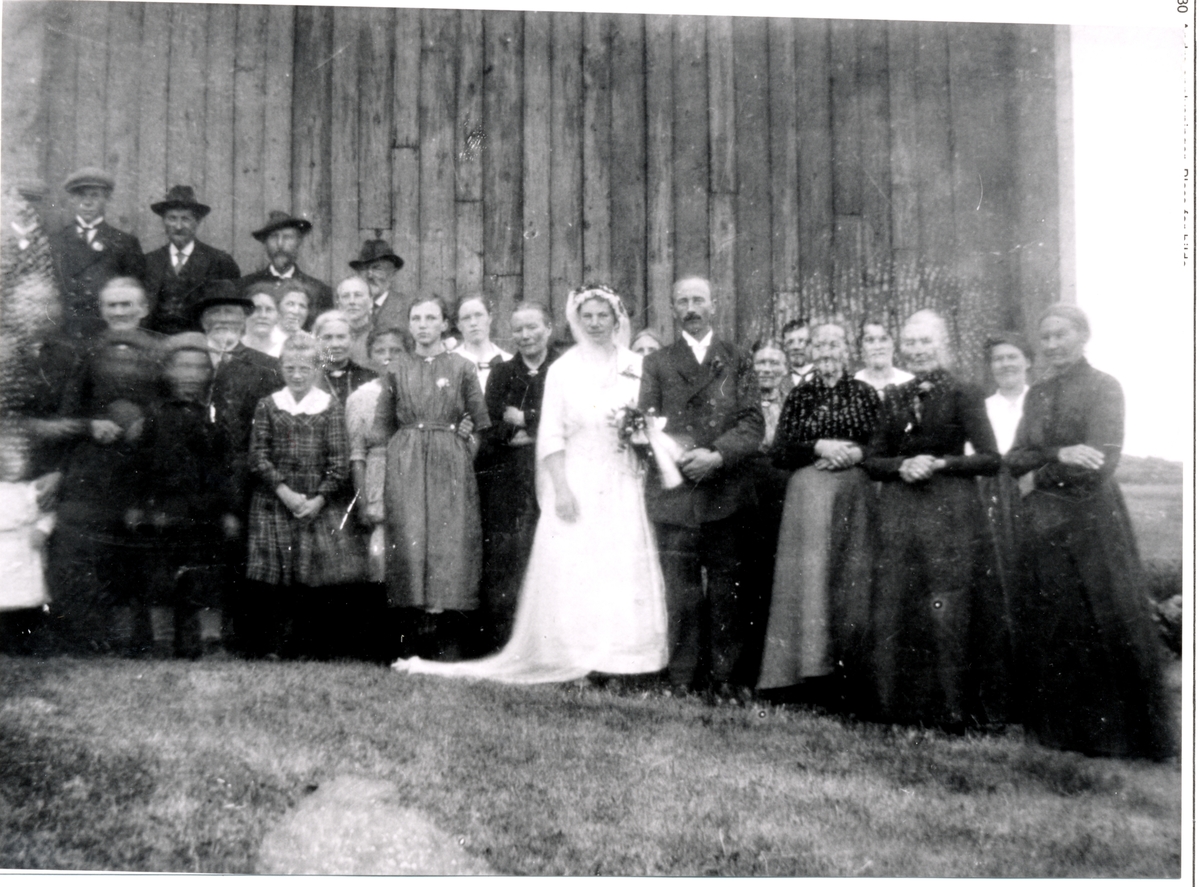 Brudeparet Agnes Olsen, Stangnes og Einar Karlsen, Valvåg med gjester ...