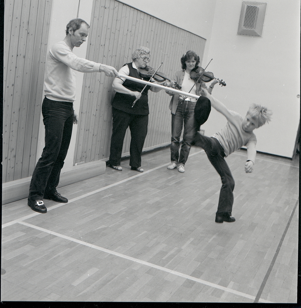 Trysil-Knut Dans- og spelmannslag. Hallingdans i gymsal, unggutter ...