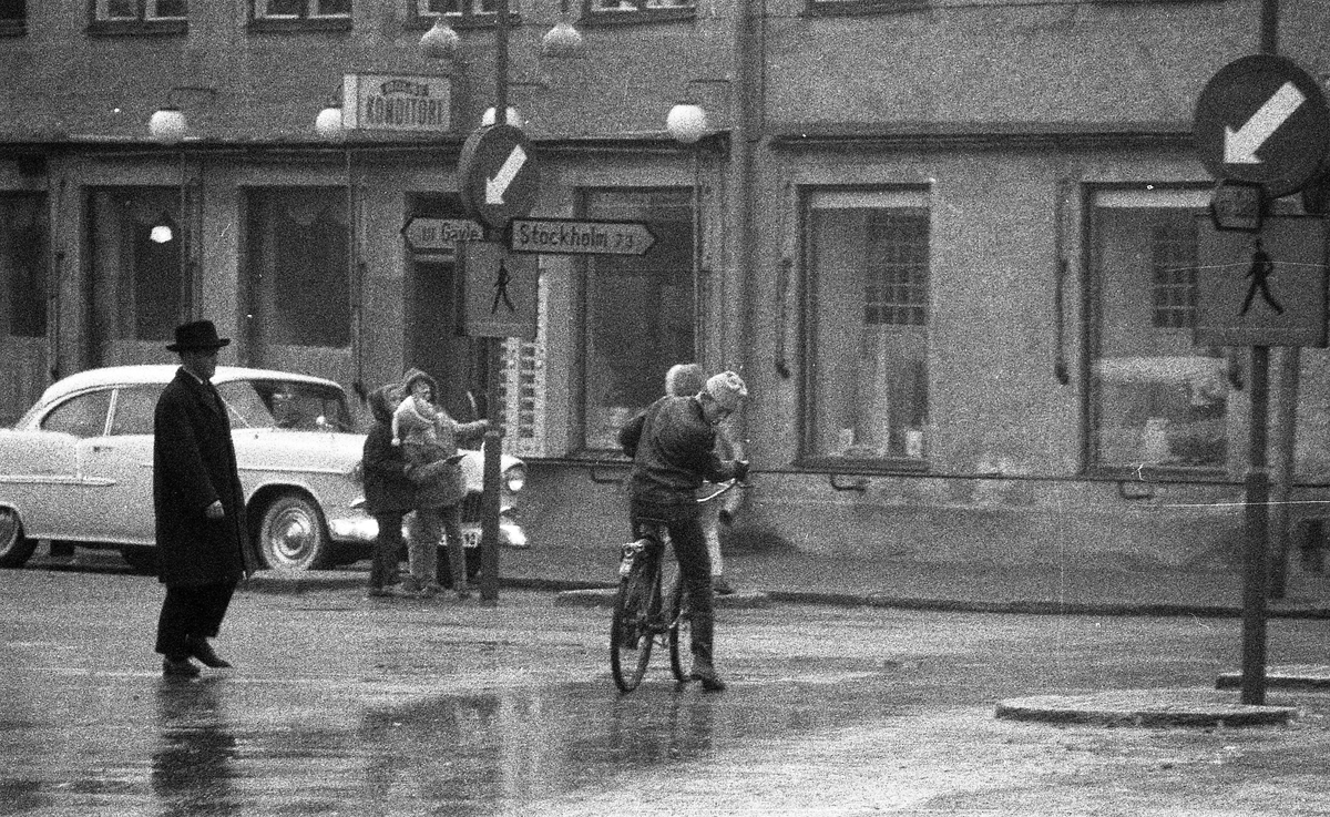 Korsningen Skolgatan - Svartbäcksgatan, kvarteret Edda, Uppsala 1962 ...