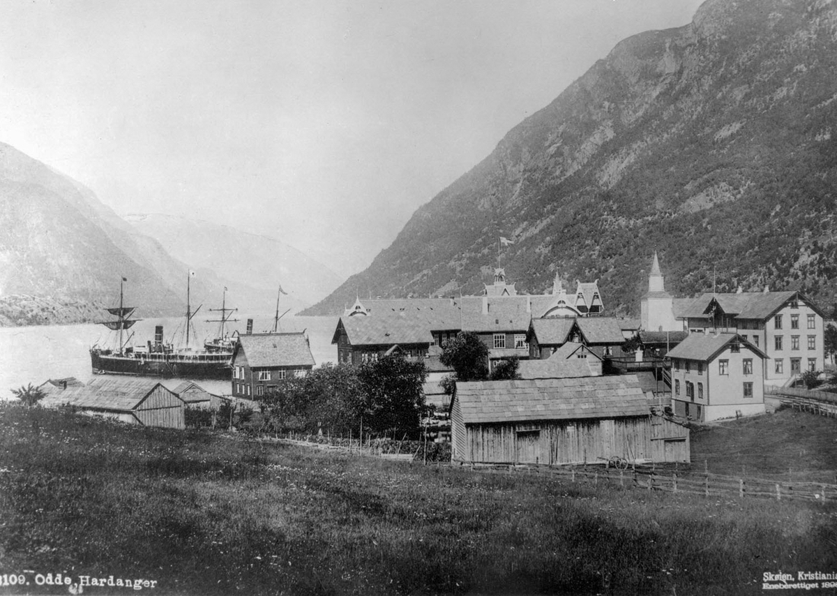 Postkort over Odda sentrum, Boydhuset, Torsteinsenhuset, Grindheimhuset ...