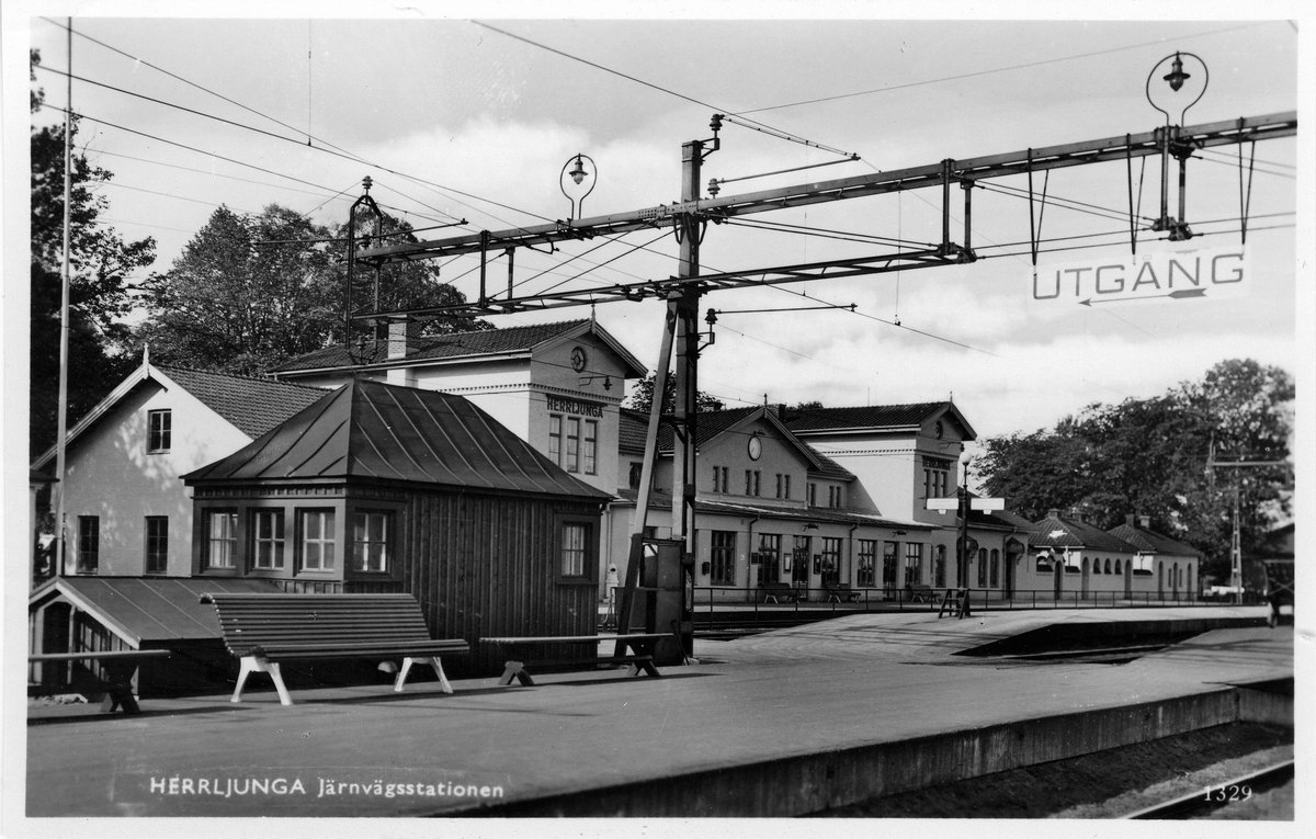 Järnvägsstationen i Herrljunga. Vid järnvägsspåret mellan Herrljunga ...