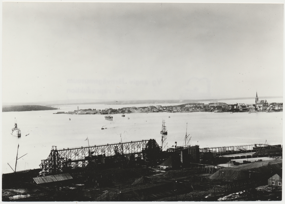 Vy av Svartön med elevatorn efter Gällivarebanans övertagande av staten ...