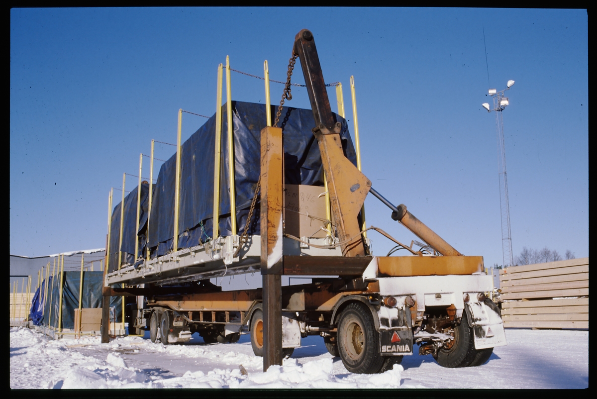 Avlastning av container. - Järnvägsmuseet / DigitaltMuseum
