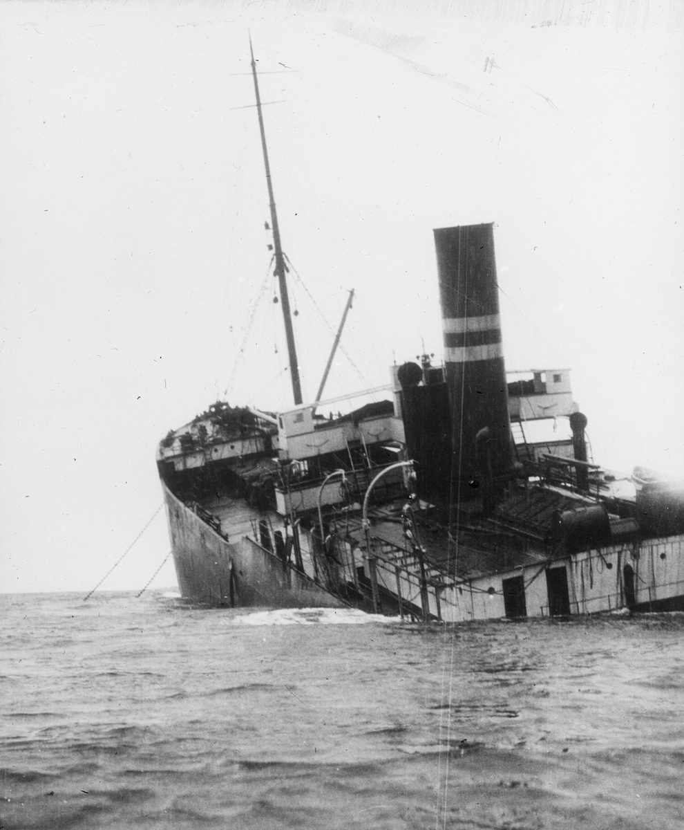 Dampskip i ferd med å synke, akterenden er under vann. - Bergens ...