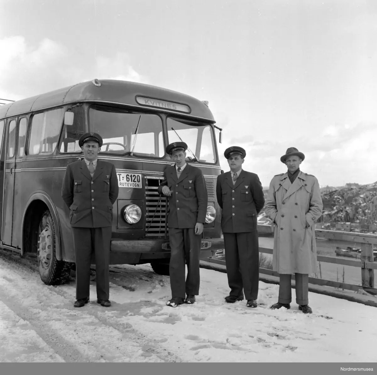Rutebuss med skilt T-6120 fra Kristiansund og Frei billag med sjåfører ...