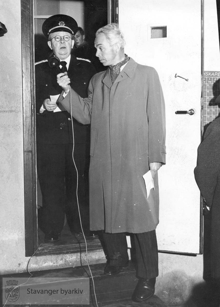 Brannsjefen blir intervjuet - Stavanger byarkiv / DigitaltMuseum