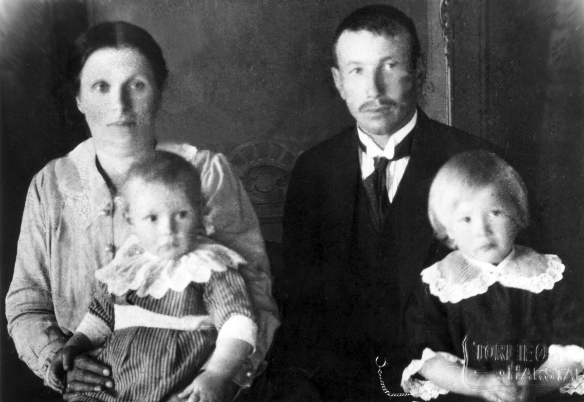 Hilda og Hilmar Hansen med sine barn, Vilhelm og Anna på fanget i 1920 ...