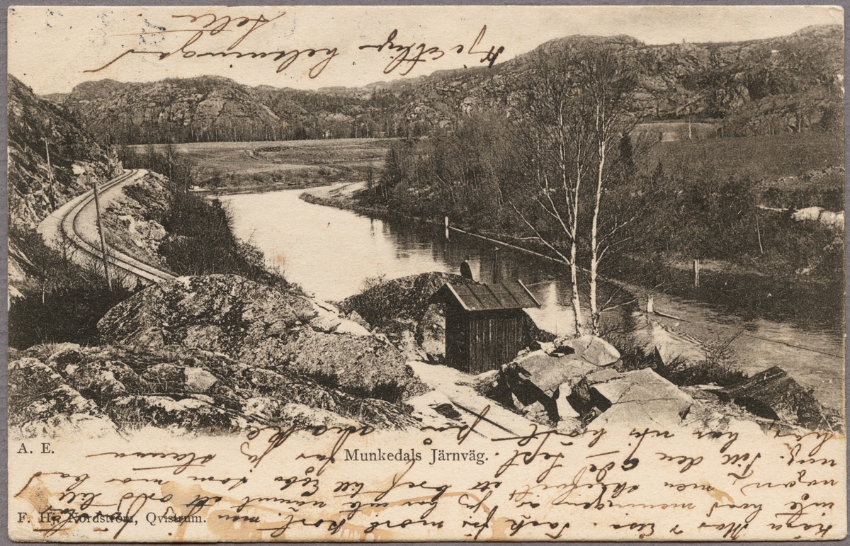 På linjen mellan Munkedals hamn och Munkedals Bruk vid Örekilsälven ...