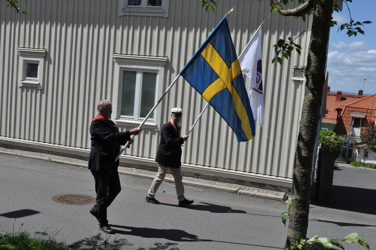 Studentexamen på Grennaskolan. Kortegens tät med Per Nygren med svensk ...