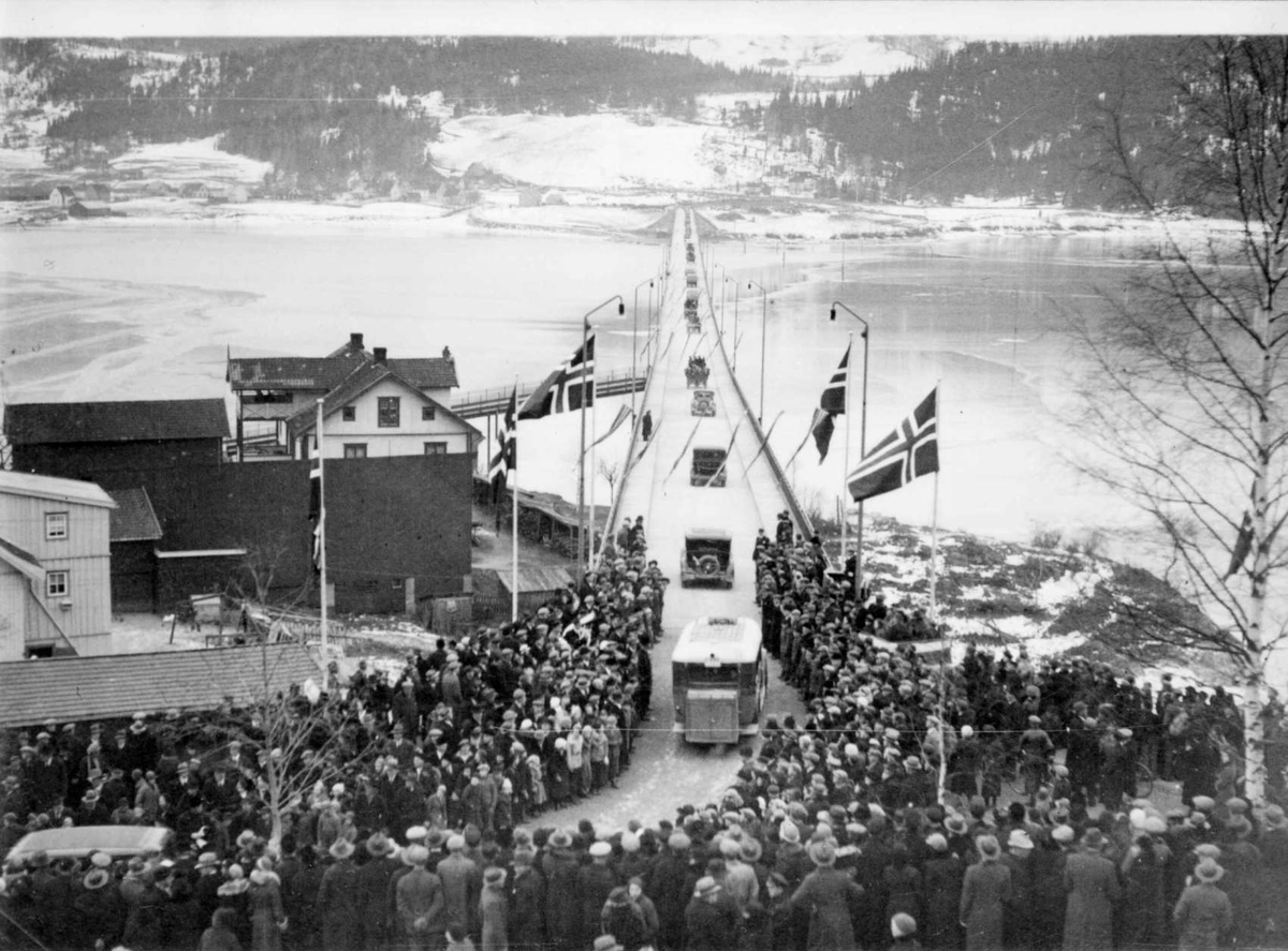 Repro: Åpning av Vingnesbrua. - Maihaugen / DigitaltMuseum