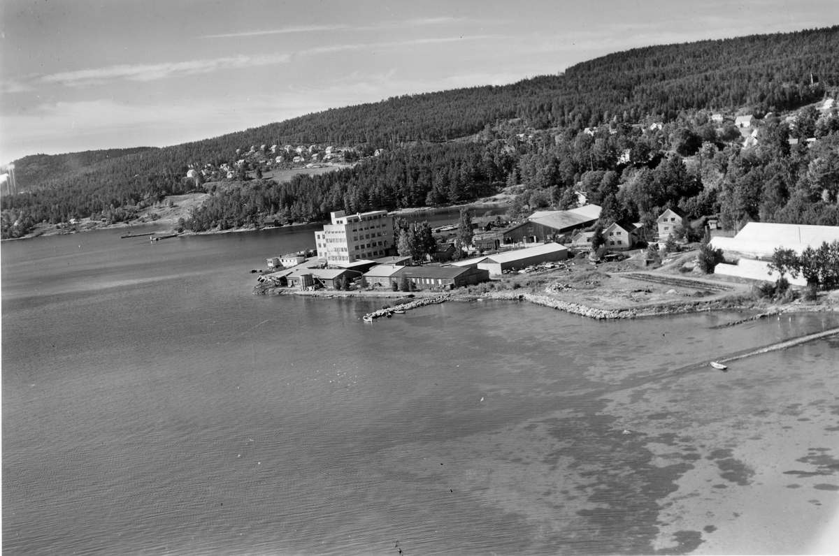 Flyfotoarkiv fra Fjellanger Widerøe AS, fra Porsgrunn Kommune. Heistad ...